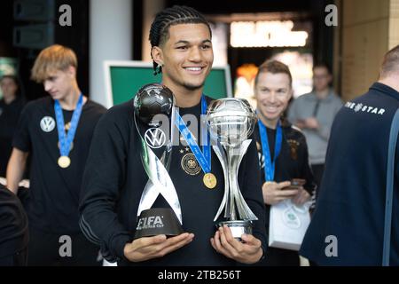 04. Dezember 2023, Hessen, Frankfurt/Main: Fußball: Empfang der U17-Fußballer nach der WM auf ...
