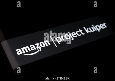 Amazon Project Kuiper Logo auf dem Smartphone-Bildschirm. Das Projekt ...