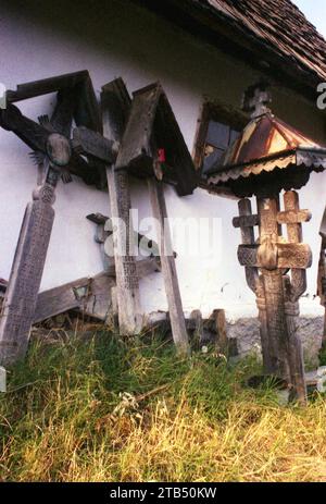 Novaci, Kreis Gorj, Rumänien, 2001. Alte Holzkreuze auf dem Friedhof ...