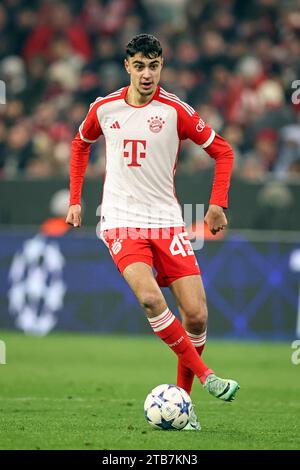 Aleksandar Pavlovic (FC Bayern München, #45) am Ball, GER, FC Bayern ...