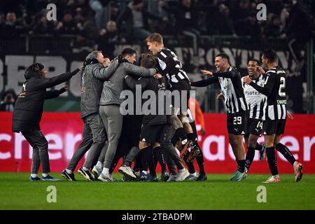 16. Dezember 2023, Nordrhein-Westfalen, Dortmund: Besucher sehen die ...