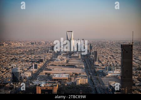 Blick vom Majdoul Tower auf Riad Town und vom Kingdom Tower in Riad ...