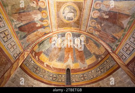 TREVISO, ITALIEN - 8. NOVEMBER 2023: Das Fresko der Kreuzigung in der Kirche Chiesa di San Vito ...