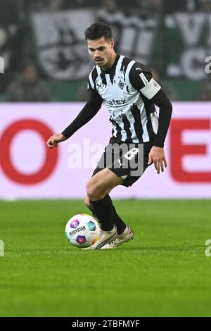 16. Dezember 2023, Nordrhein-Westfalen, Dortmund: Besucher sehen die ...