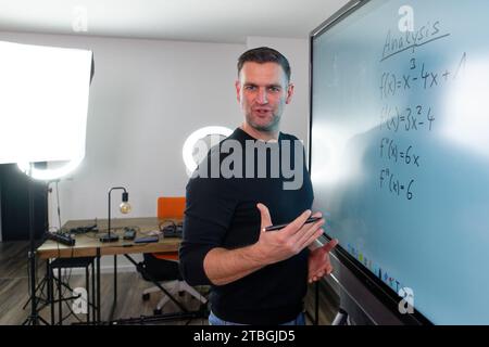 Köln, Deutschland. Dezember 2023. Mathe YouTuber Daniel Jung steht in ...