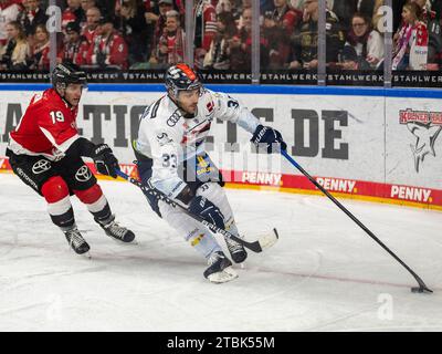 ZWEIKAMPF um den Puk zwischen Philip Gogulla (Duesseldorfer EG, 87) und ...