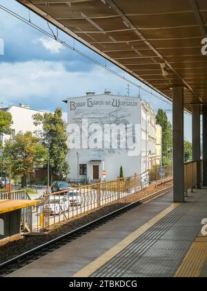 Gdynia, Polen - 22. Juli 2023: Lange Bahnsteige am Bahnhof Gdynia ...