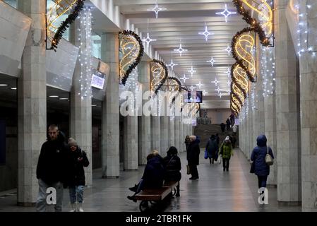 CHARKIW, UKRAINE - 7. DEZEMBER 2023 - Ein Weihnachtsbaum thront neben ...