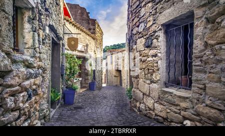 Dorfallee in Minerve. Das mittelalterliche Dorf wurde auf einem Felsen ...