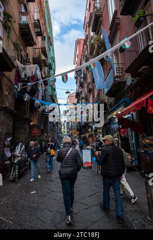 Neapel, Italien: 15. November 2023: Menschen, die 2023 in den Straßen ...