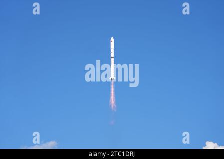 Xichang. Dezember 2023. Eine Langmarsch-2D-Trägerrakete mit dem Yaogan ...