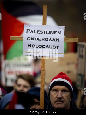 DEN HAAG - Teilnehmer an einer pro-palästinensischen Demonstration vor dem Haager CS-Bahnhof ...