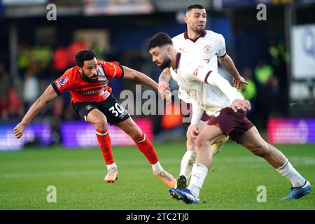 Andros Townsend (links) von Luton Town erzielt das erste Tor des Spiels ...