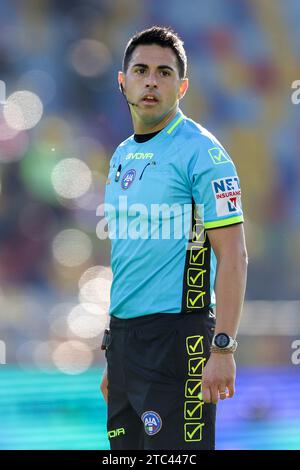 Der italienische Schiedsrichter Luca Massimi sieht während des ...