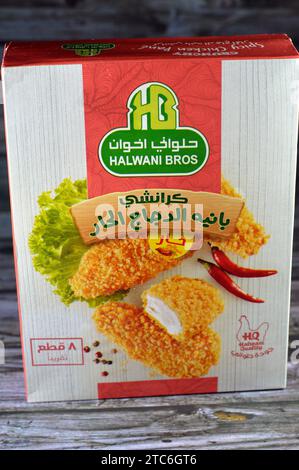 Kairo, Ägypten, 28. November 2023: Halwani Bros Crunchy Spicy Chicken ...
