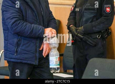 11. Dezember 2023, Niedersachsen, Osnabrück: Der 82-jährige Angeklagte ...