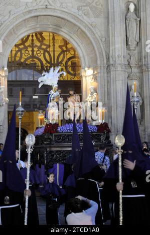 04/16/2014. ARCHDC Toledo 16.04.2014 Baumschnitt auf dem Rathausplatz ...
