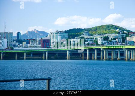 Seoul, Südkorea - 1. Oktober 2023: Die weißen Kabel der Godeok Grand ...