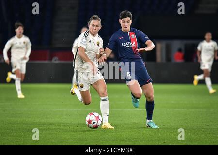 AS Roma-Stürmer Emilie Haavi (C) kämpft am 14. Dezember 2023 im Parc ...