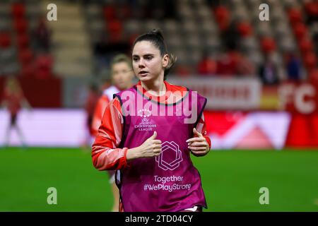 Sarah Zadrazil (FC Bayern München, #25) mit Giulia Gwinn (FC Bayern ...