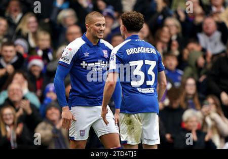Nathan Broadhead von Ipswich Town (rechts) und Dominic Iorfa von ...