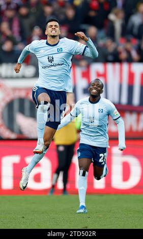 Bild: Torschuetze Jean-Luc Dompe (Hamburger SV, 27) jubelt nach seinem Tor zum 2:0, in Richtung ...