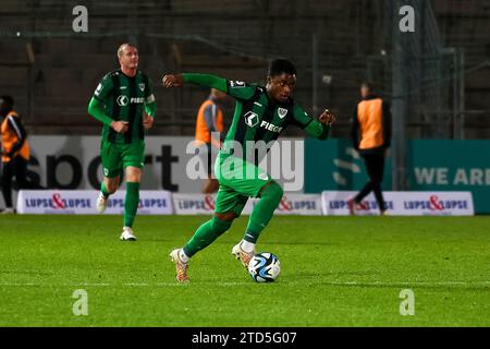 Daniel Kankam Kyerewaa (SC Preussen Münster, #07) mit Ball, mit ...