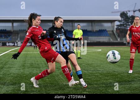 Angel Kerkhove (13) vom Club YLA zeigte den Kampf um den Ball mit Luisa Blumenthal (27) von ...