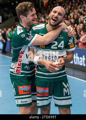 David Schmidt (frisch auf Goeppingen, #77) im Zweikampf mit Blaz ...