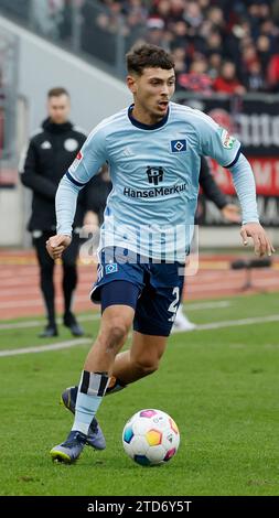 Bild: William Mikelbrencis (Hamburger SV, 2) (l-r). 16.12.2023, Fußball, 2. Bundesliga, 1. FC N ...