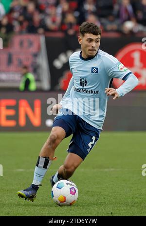 Bild: William Mikelbrencis (Hamburger SV, 2) und Nathaniel Brown (1. FC Nürnberg, 27). (l-r). 16 ...