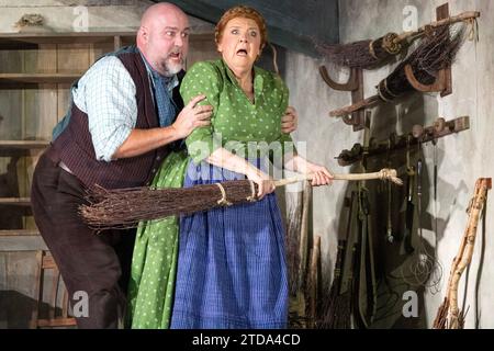 Susan Bickley (Gertrud) in HÄNSEL UND GRETEL an der Royal Opera, Covent ...