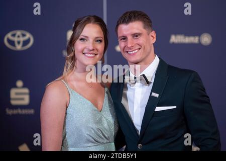 Lukas Dauser (Turnen) mit Ehefrau Viktoria Dauser auf dem roten Teppich ...
