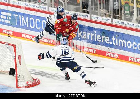 Hubert Labrie (Iserlohn Roosters, #16) spielt den Puk vor ihm Nicolas ...