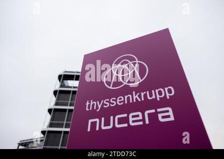 Dortmund, Deutschland. Dezember 2023. Das Firmenlogo ist vor dem Start ...