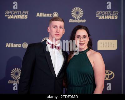 Florian Wellbrock (Schwimmen) mit Ehefrau Sarah Wellbrock auf dem roten ...