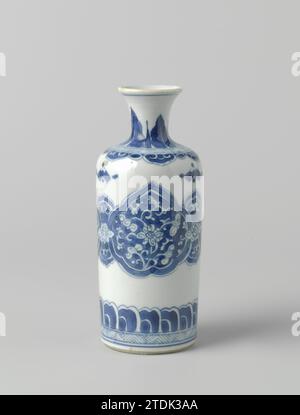 Kannige Flaschenvase mit Blumenrollen in Reserve in ruyi-förmigen ...