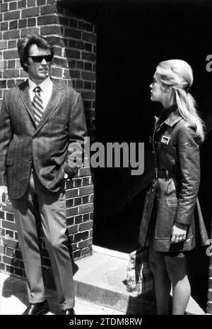 CLINT EASTWOOD und LYN EDGINGTON am Drehort freischaffendes Foto in San ...