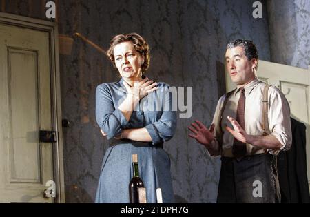 Greta Scacchi (Hester Collyer), Tim McMullan (Mr Miller) im TIEFEN ...