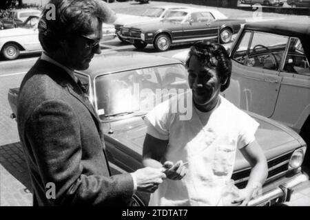 CLINT EASTWOOD gibt seinem Autogramm an einen Fan am Drehort ...