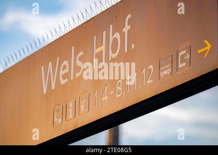 Wels, Österreich. 19. Dezember 2023. Schild mit der Aufschrift Wels Hbf ...
