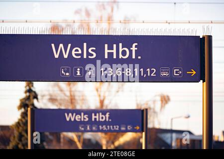 Wels, Österreich. 19. Dezember 2023. Schild mit der Aufschrift Wels Hbf ...