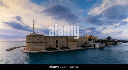 Tarent, Italien - 30. November 2023: Frachtschiffe im Ionischen Meer ...