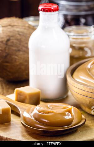 Vegane pastöse Milchbonbons, Karamell aus ungesüßter Kokosmilch ...