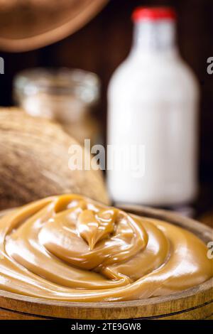 Vegane pastöse Milchbonbons, Karamell aus ungesüßter Kokosmilch ...