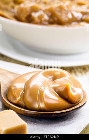 Vegane pastöse Milchbonbons, Karamell aus ungesüßter Kokosmilch ...