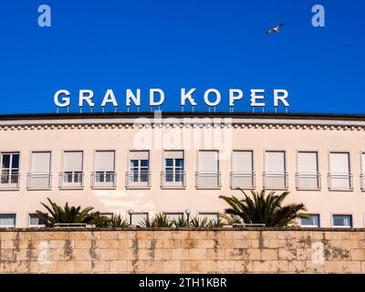 Koper, Slowenien - 8. November 2023: Das Hotel Grand Koper liegt direkt ...