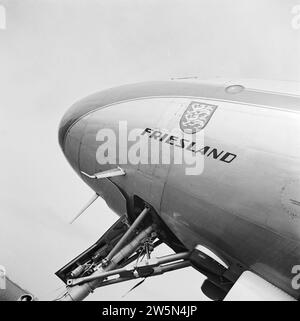 Die Namensbeschriftung des viermotorigen Passagierflugzeugs KLM ...