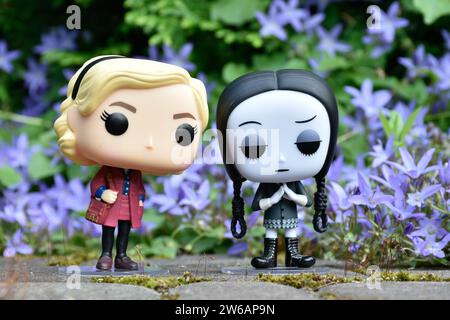 Funko Pop Actionfiguren der jungen Hexe Sabrina Spellman und Wednesday ...