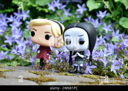 Funko Pop Actionfiguren der jungen Hexe Sabrina Spellman und Wednesday ...
